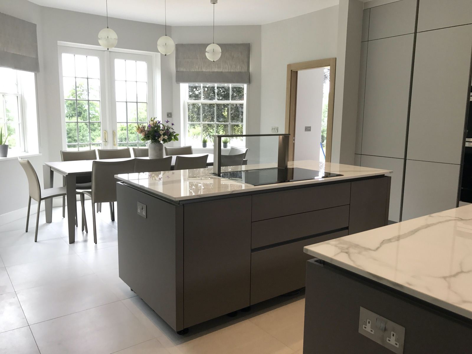 Modern Handleless Kitchen | Alon Interiors